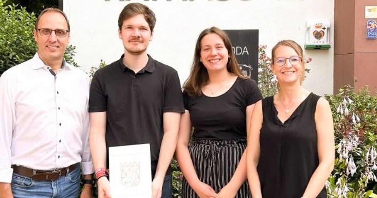 Prüfung bestanden – ein frischgebackener Verwaltungsfachangestellter ...